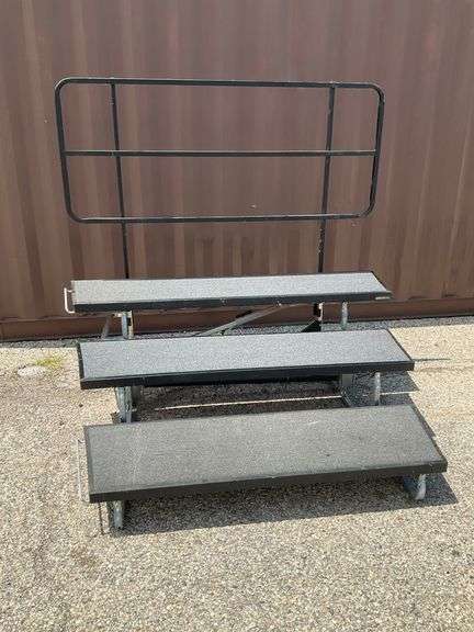 Midwest Folding TransFold Choral Riser...66.5 x 69.5 x 56 in. - Beloit ...