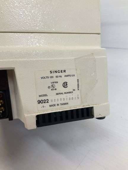 Singer 9022 Electronic Sewing Machine with Foot Pedal... missing base ...