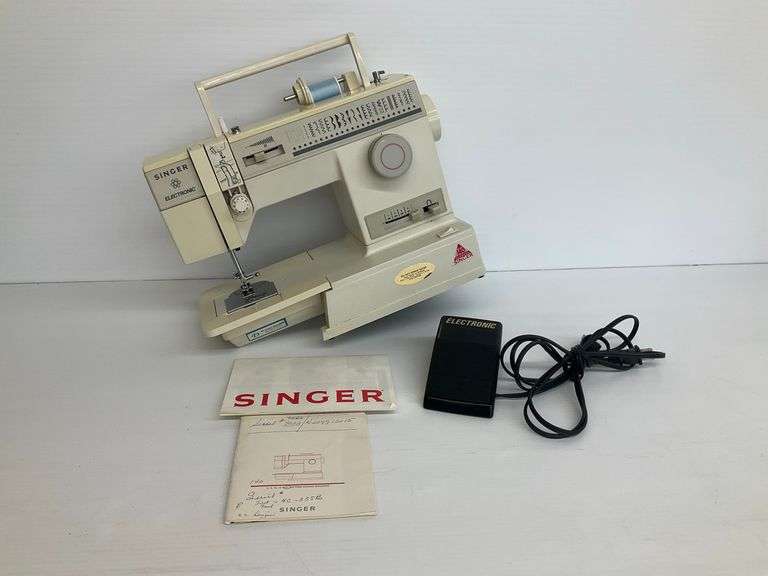 Singer 9022 Electronic Sewing Machine with Foot Pedal... missing base ...