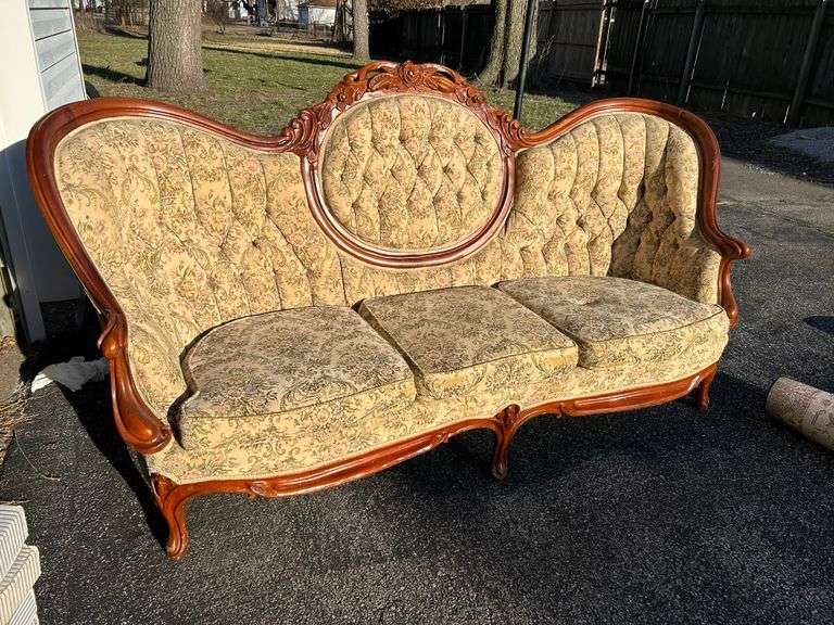 Victorian style Couch - Aumann Auctions, Inc.