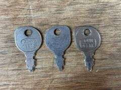 (5) John Deere Key Chains + Keys - Aumann Auctions, Inc.