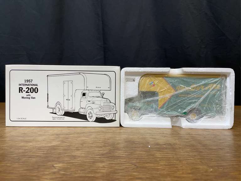 1/34 International R-200 Von Der Ahe Moving Van NIB 1st Gear - Aumann ...