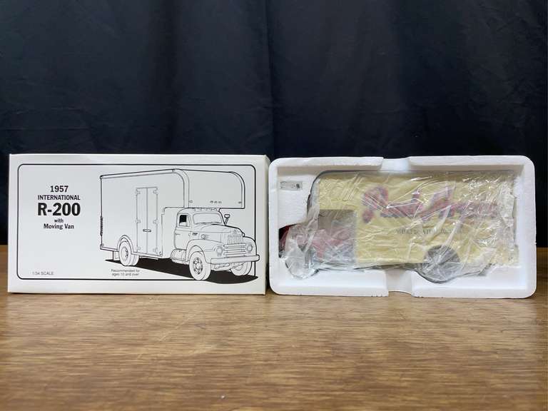1/34 International R-200 Paul Arpin Moving Van NIB 1st Gear - Aumann ...