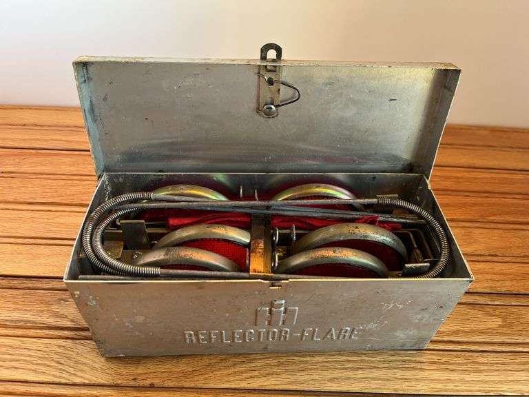 IH Reflector - Flare Tool Kit - Aumann Auctions, Inc.