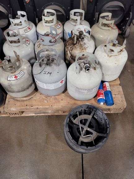 (11)Propane Tanks **some tanks do not work** - Aumann Auctions, Inc.