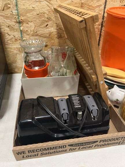 Assorted Kitchen Items - Aumann Auctions, Inc.