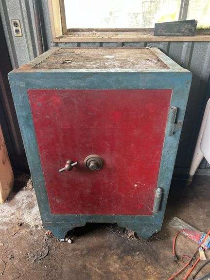 Large Antique Safe - Aumann Auctions, Inc.