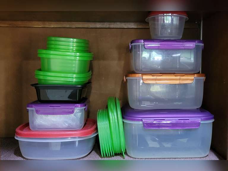 CABINET LOT OF MISC FOOD STORAGE CONTAINERS INCLUDING RUBBERMAID AND ...