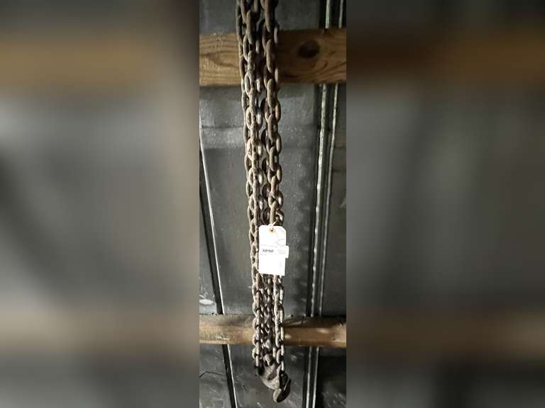 Barn 2.,. Heavy duty chain with hooks, see pictures for details. - L.W ...