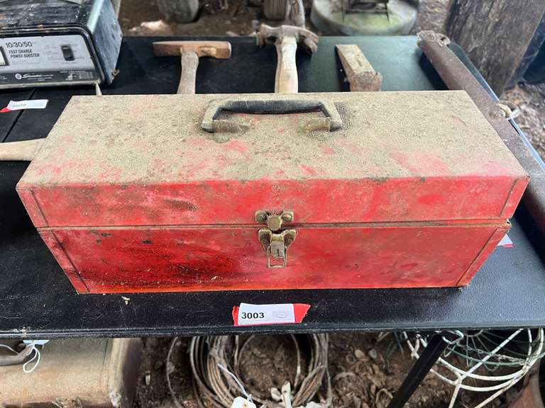 Barn… Metal toolbox to include content of assorted hand tools, see ...