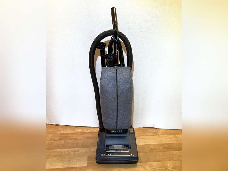 Mud… Singer 7.5 amp upright vacuum cleaner with accessories, powers up ...