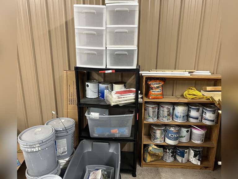 K… BLACK PLASTIC STACKABLE SHELVING AND WOODEN SHELF UNIT WITH CONTENT ...