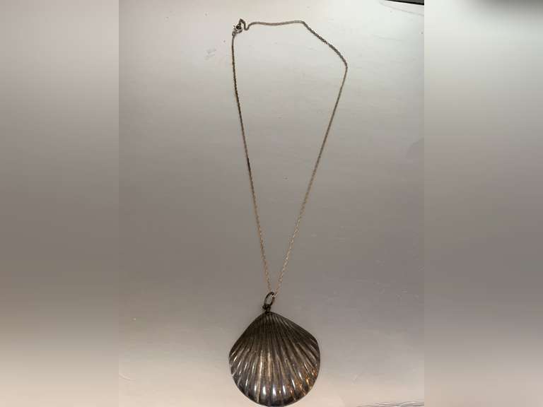 STERLING SILVER CHAIN 18" LONG WITH LARGE STERLING SILVER SHELL PENDANT ...