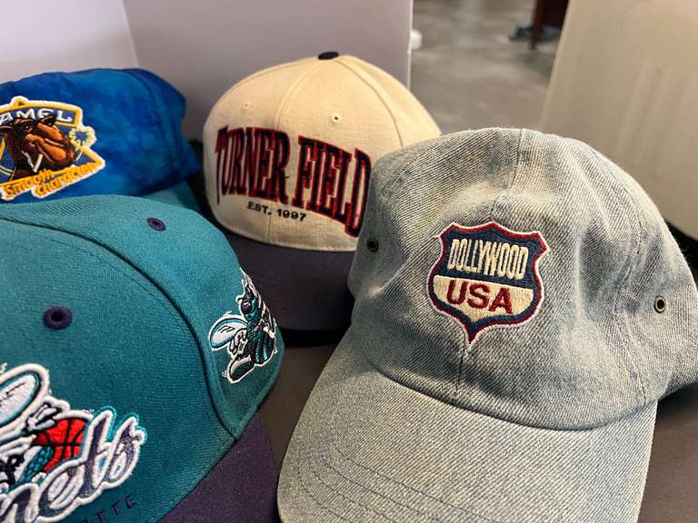 Assorted caps, eight pieces, see pictures for details. - L.W. Benton ...