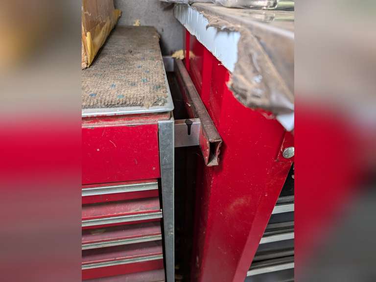 LARGE RED SNAP-ON ROLLING TOOL CABINET AND CONTENTS OF RIGHT SIDE ...