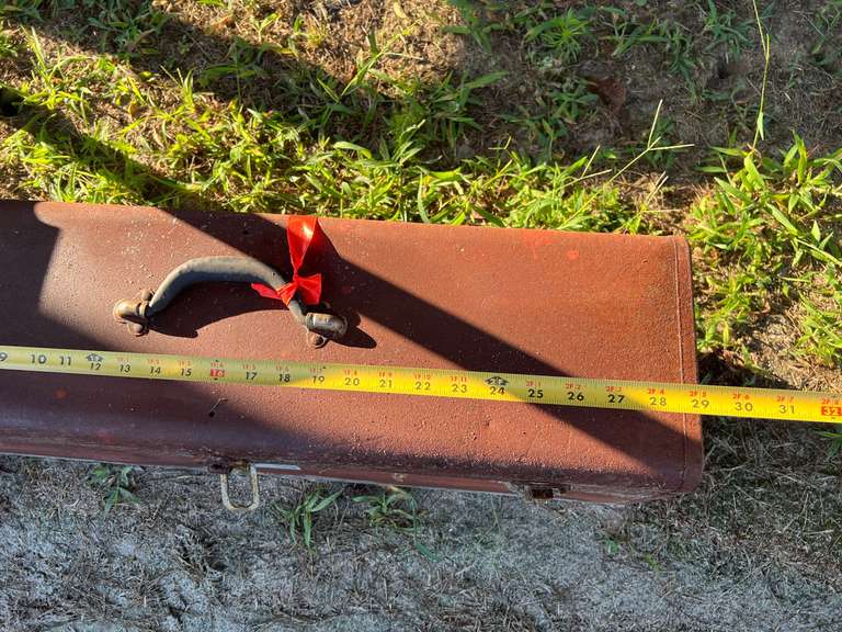 S2-O…Metal toolbox, rust is present, see pictures for details. - L.W ...