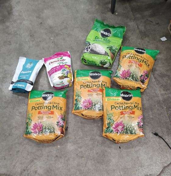 MIRACLE GRO POTTING SOIL - PERLITE - AND PLANT FOOD - Ford Brothers, Inc.