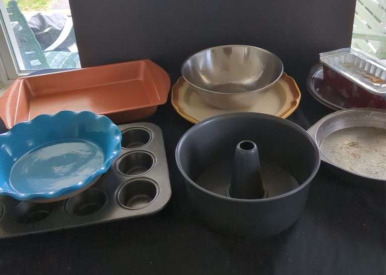 Lot of Assorted Baking Pans and Kitchen Items - Ford Brothers, Inc.