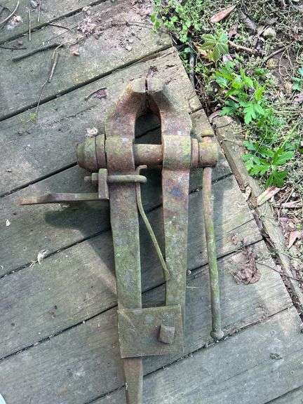 Heavy Duty Metal Post Vise - Ford Brothers, Inc.