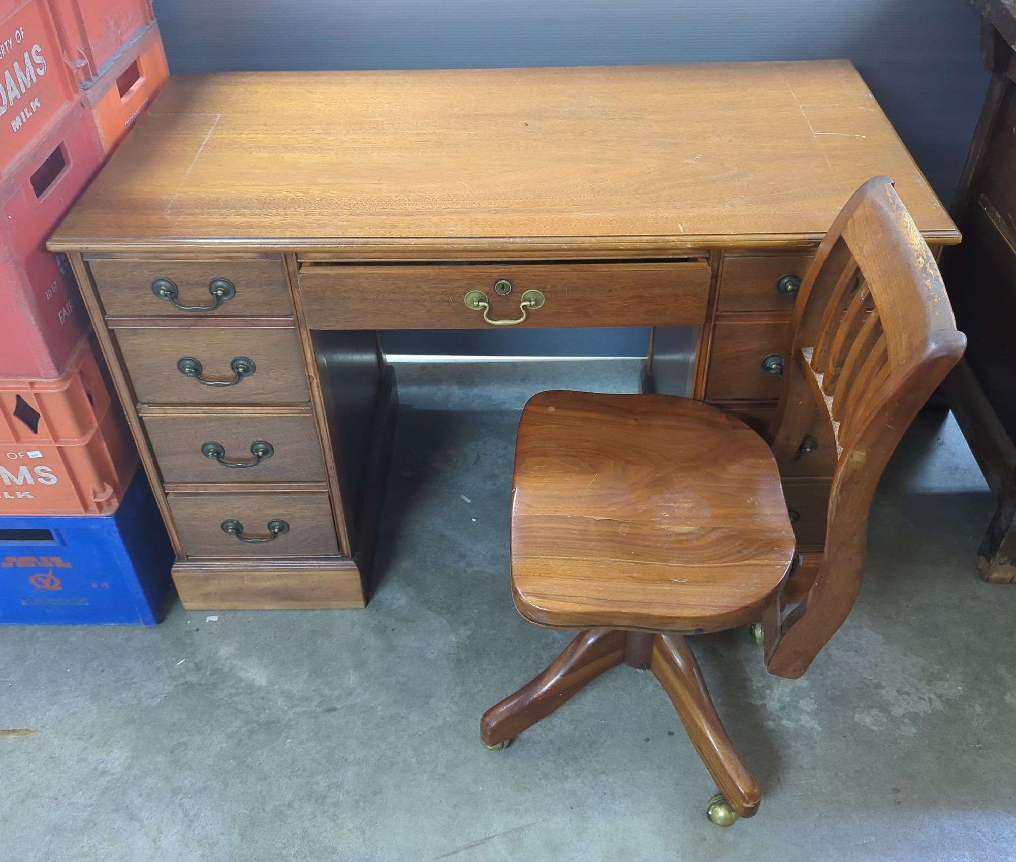 Jamestown Table Company Taylor Made Furniture 8 Drawer Locking Wood Desk 29 x 46 x 23