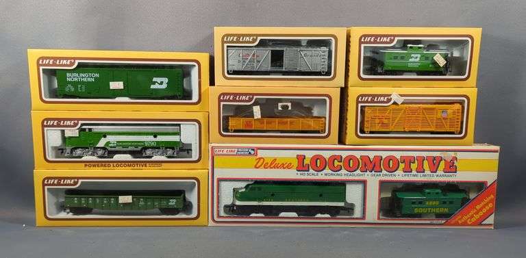 Life-Like Ho Scale Deluxe Locomotive Set And Life-Like Train Cars And ...
