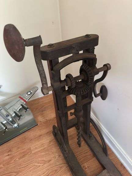 Antique hand crank boring machine - Curran Miller Auction & Realty, Inc.