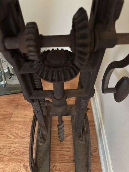 Antique hand crank boring machine - Curran Miller Auction & Realty, Inc.