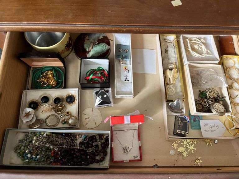 Pins, necklaces, earrings, misc - Curran Miller Auction & Realty, Inc.