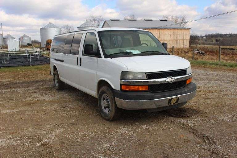 2009 Chevrolet 15 Passenger Express Van - Barr Realty & Auction Company ...