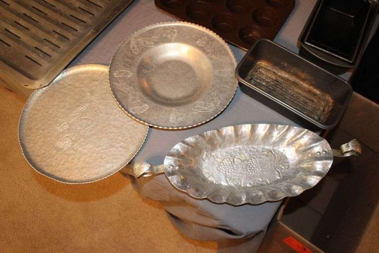 Baking Metal Pans - Barr Realty & Auction Company, Inc.