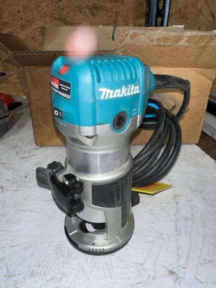 Makita Corded Compact Router/Trimmed - Model RT0701C - Includes ...