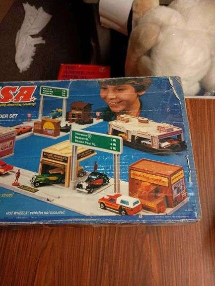 Aurora AFX slot car set and Hot Wheel play sets - Hostetter Auctioneers