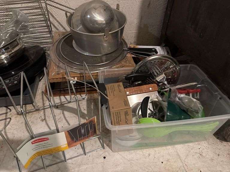 Large lot of cookware, bakeware, and miscellaneous kitchen items ...