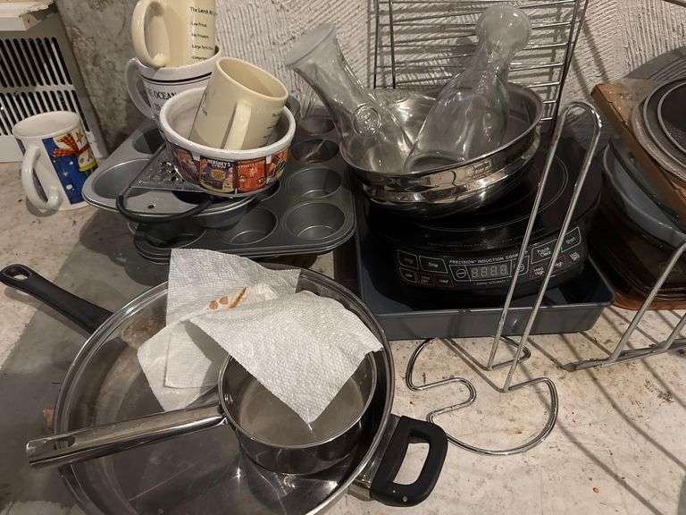 Large lot of cookware, bakeware, and miscellaneous kitchen items ...