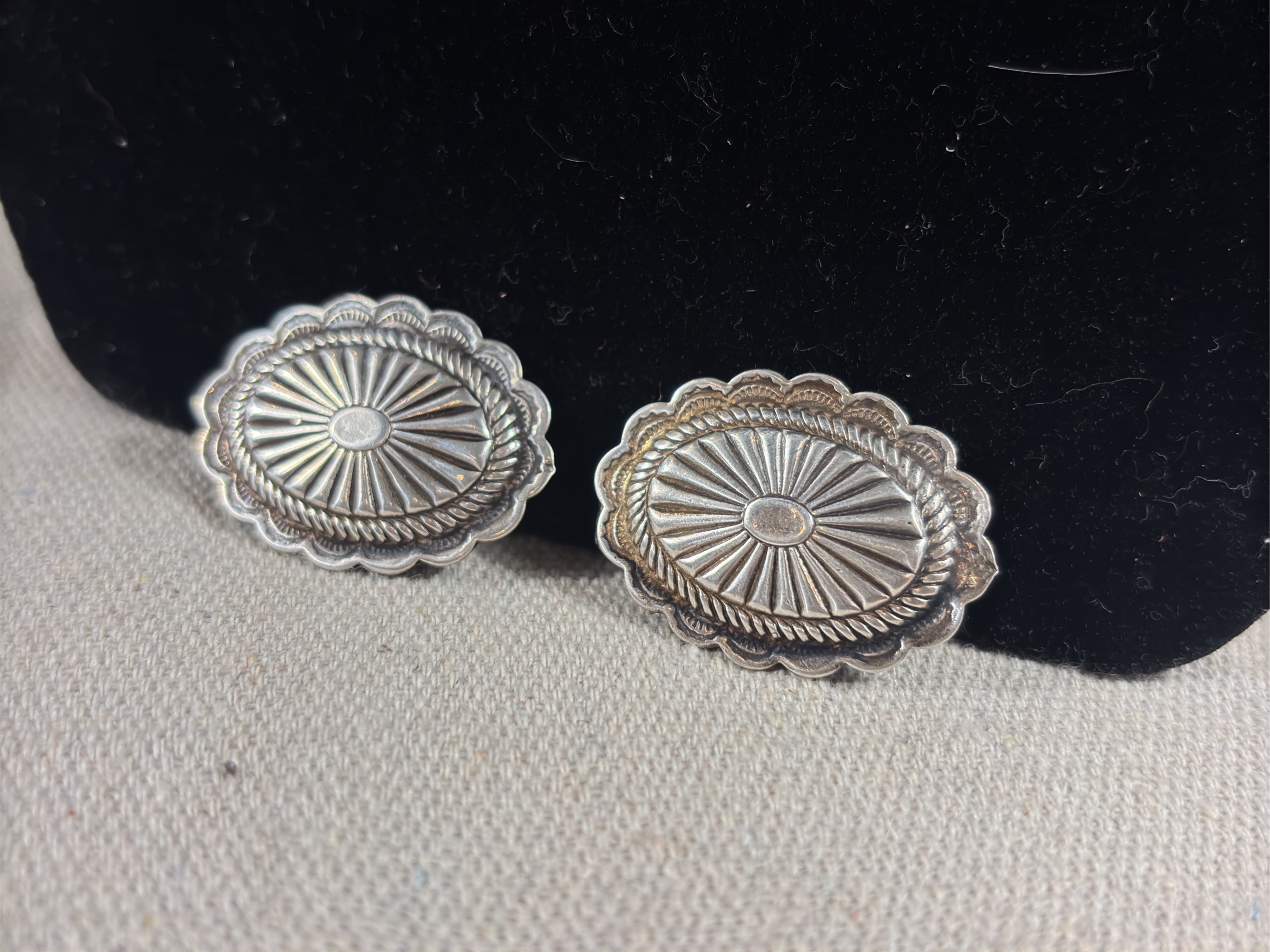 Two sterling Conchos with loop 13 g total weight