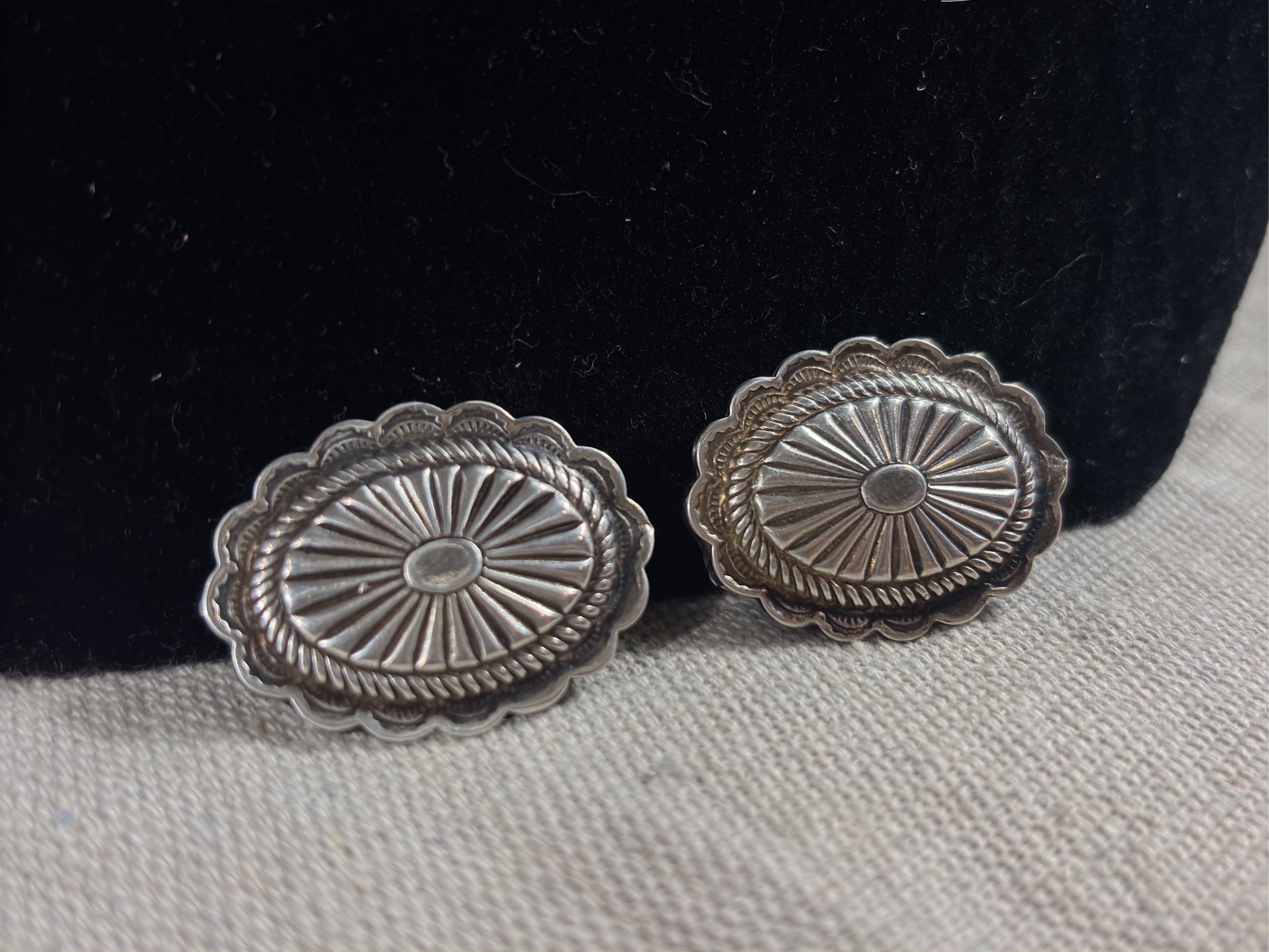 Two sterling Conchos with loop 13 g total weight