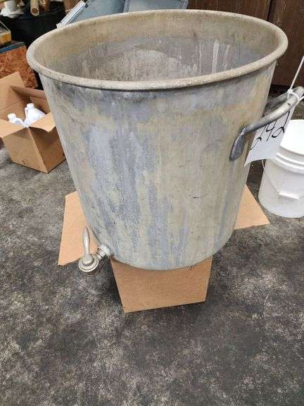 18" Aluminum Stock Pot with Spout - Iron Horse Auction Company