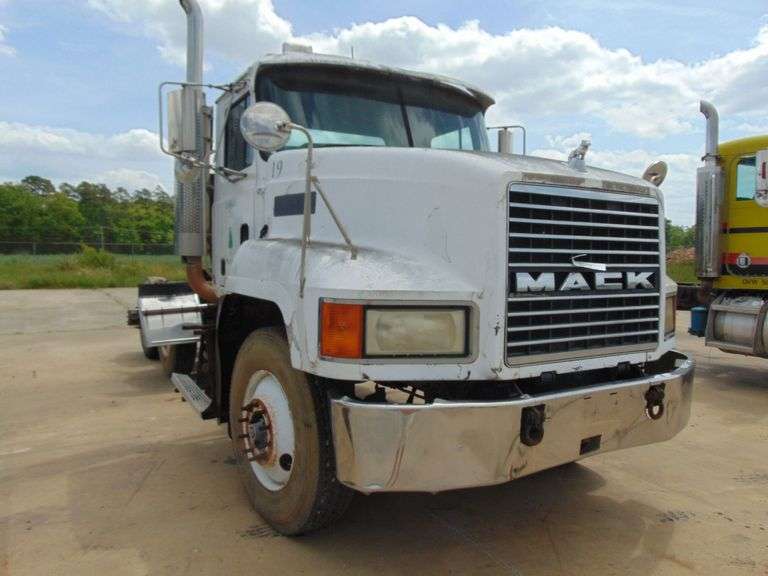 2000 Mack Model CH613 Day Cab Road Tractor; VIN: 1M1AA18Y0YW122433, Has ...