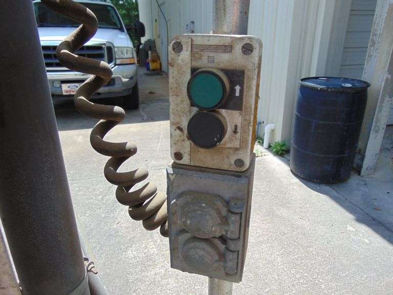 Genie Model PEU-1800 Platform Lift - Iron Horse Auction Company